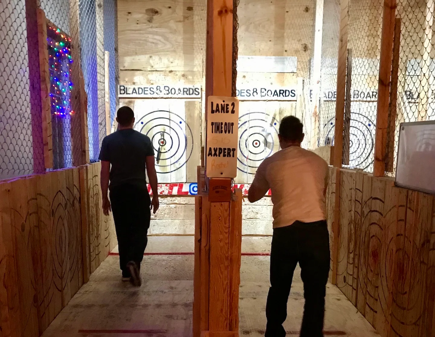 5 WAYS TO MASTER AXE THROWING - HeadPinz